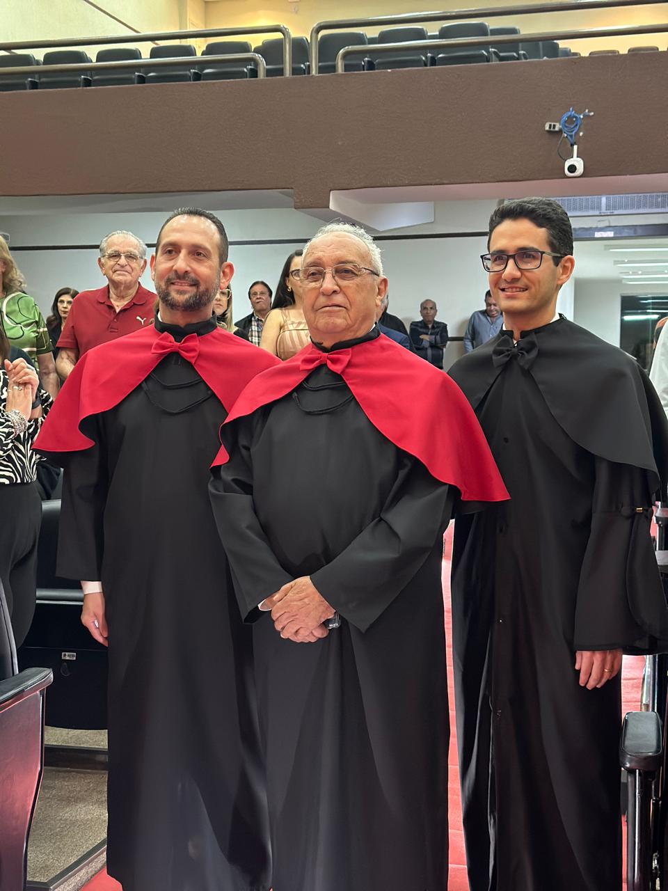 Emoção Marca Cerimônia De Entrega De Título De Professor Emérito Na